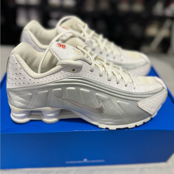Nike | Shoes | Nike Shox R4 White And Metallic Silver | Poshmark